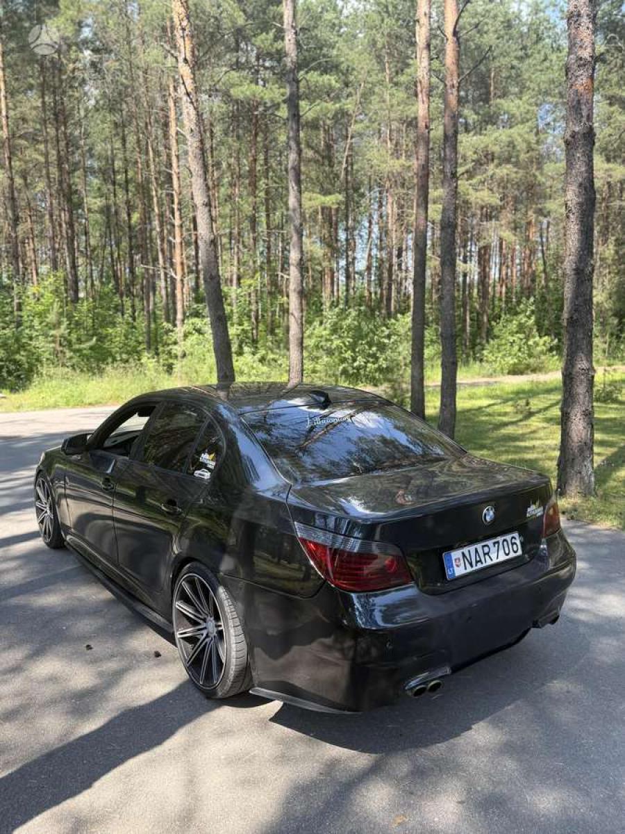 Black BMW 530 2005 in Vilnius, with an engine capacity of 0.00 L and mileage of 550 thousand km for 3750 €, photo 5 on AUTOMOTO.COM.LV