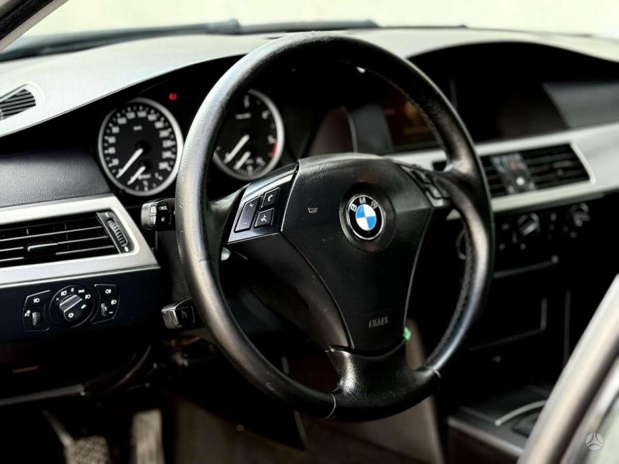 Black BMW 530 2005 in Kaunas, with an engine capacity of 2.99 L and mileage of 377 thousand km for 3500 €, photo 9 on AUTOMOTO.COM.LV
