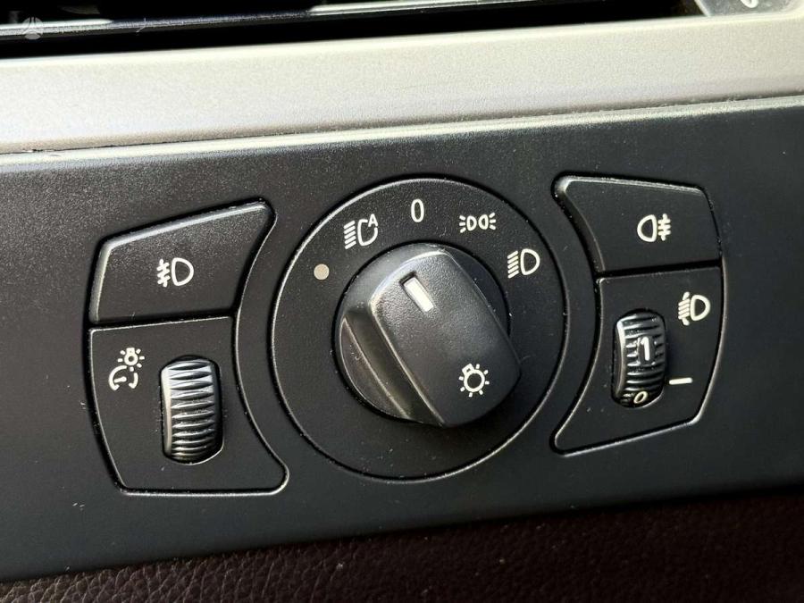 Black BMW 530 2005 in Kaunas, with an engine capacity of 2.99 L and mileage of 377 thousand km for 3500 €, photo 11 on AUTOMOTO.COM.LV
