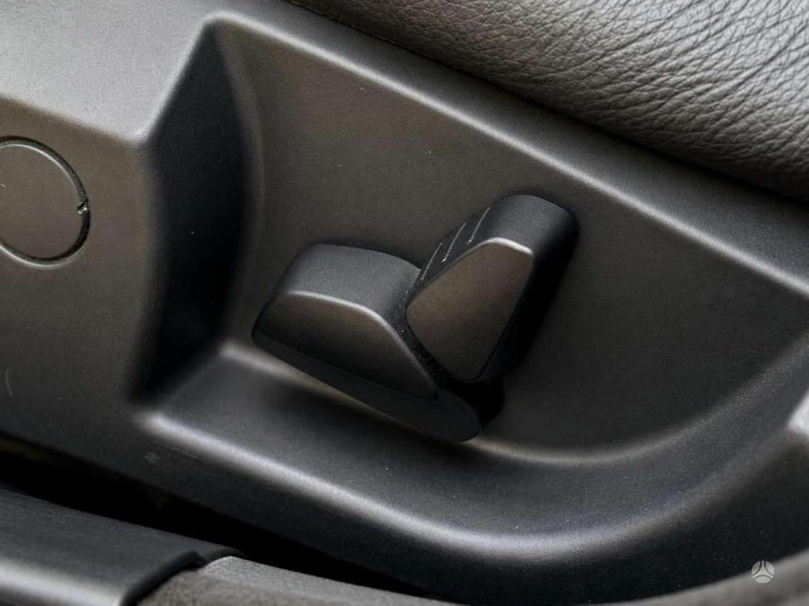 Black BMW 530 2005 in Kaunas, with an engine capacity of 2.99 L and mileage of 377 thousand km for 3500 €, photo 17 on AUTOMOTO.COM.LV
