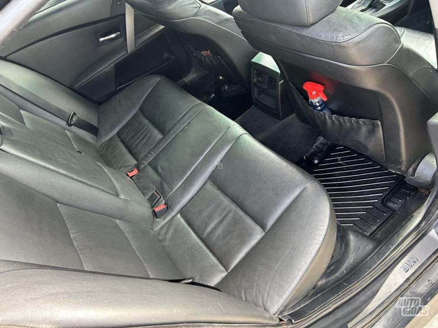 Melns BMW 530 2005 Naujoji Akmenė, ar dzinēja tilpumu 3.00 L un nobraukumu 422 tūkst. km par 3750 €, foto 17 vietnē AUTOMOTO.COM.LV