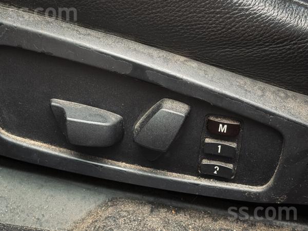Black BMW 530 2005 in Riga, with an engine capacity of 3.00 L and mileage of 380 thousand km for 3150 €, photo 11 on AUTOMOTO.COM.LV
