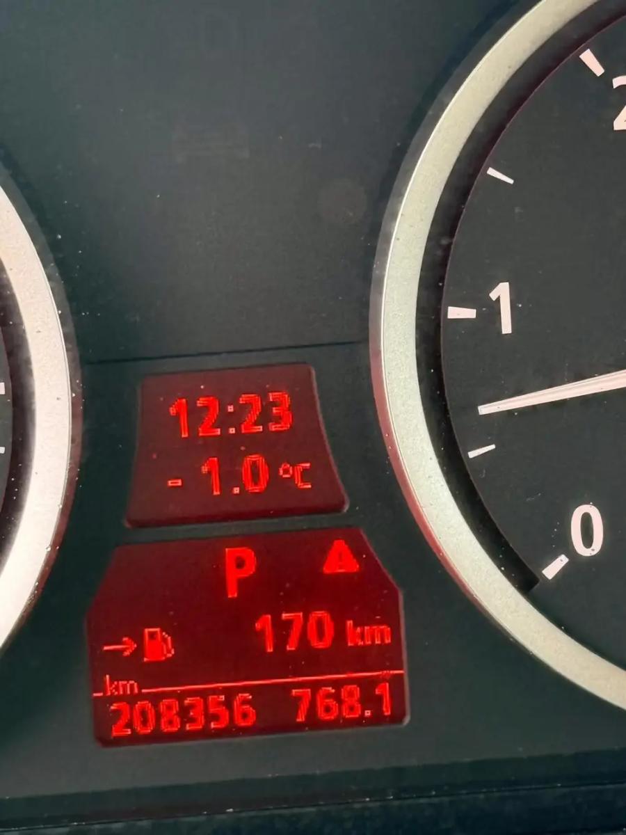 Black BMW 530 2006 in Riga, with an engine capacity of 3.00 L and mileage of 208 thousand km for 5000 €, photo 18 on AUTOMOTO.COM.LV