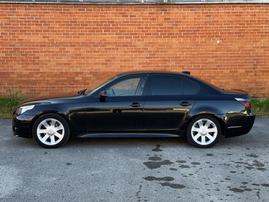 Melns BMW 530 2006 Tallina, ar dzinēja tilpumu 3.00 L un nobraukumu 439 tūkst. km par 6000 €, foto 18 vietnē AUTOMOTO.COM.LV