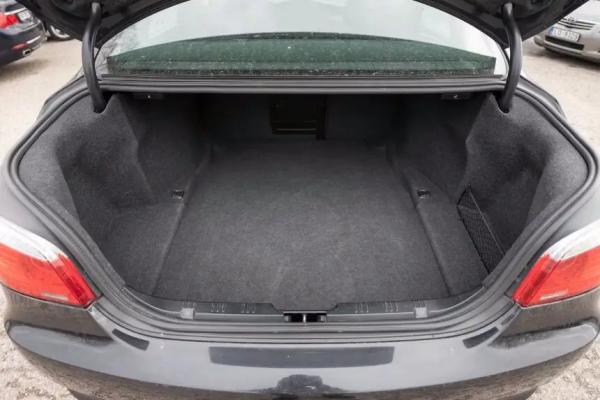 Melns BMW 530 2007 Liepāja, ar dzinēja tilpumu 3.00 L un nobraukumu 258 tūkst. km par 6500 €, foto 10 vietnē AUTOMOTO.COM.LV