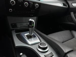 Melns BMW 530 2007 Rīga, ar dzinēja tilpumu 3.00 L un nobraukumu 359 tūkst. km par 5990 €, foto 18 vietnē AUTOMOTO.COM.LV