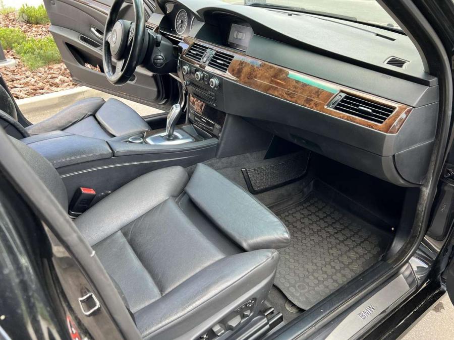 Black BMW 530 2007 in Vilnius, with an engine capacity of 2.99 L and mileage of 343 thousand km for 4600 €, photo 12 on AUTOMOTO.COM.LV