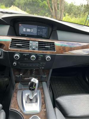 Black BMW 530 2007 in Vilnius, with an engine capacity of 2.99 L and mileage of 343 thousand km for 4600 €, photo 23 on AUTOMOTO.COM.LV