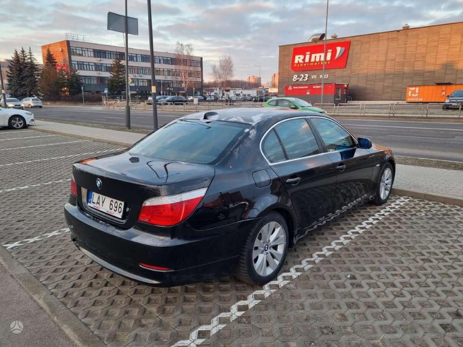 Melns BMW 530 2008 Kauņa, ar dzinēja tilpumu 2.99 L un nobraukumu 302 tūkst. km par 5600 €, foto 2 vietnē AUTOMOTO.COM.LV