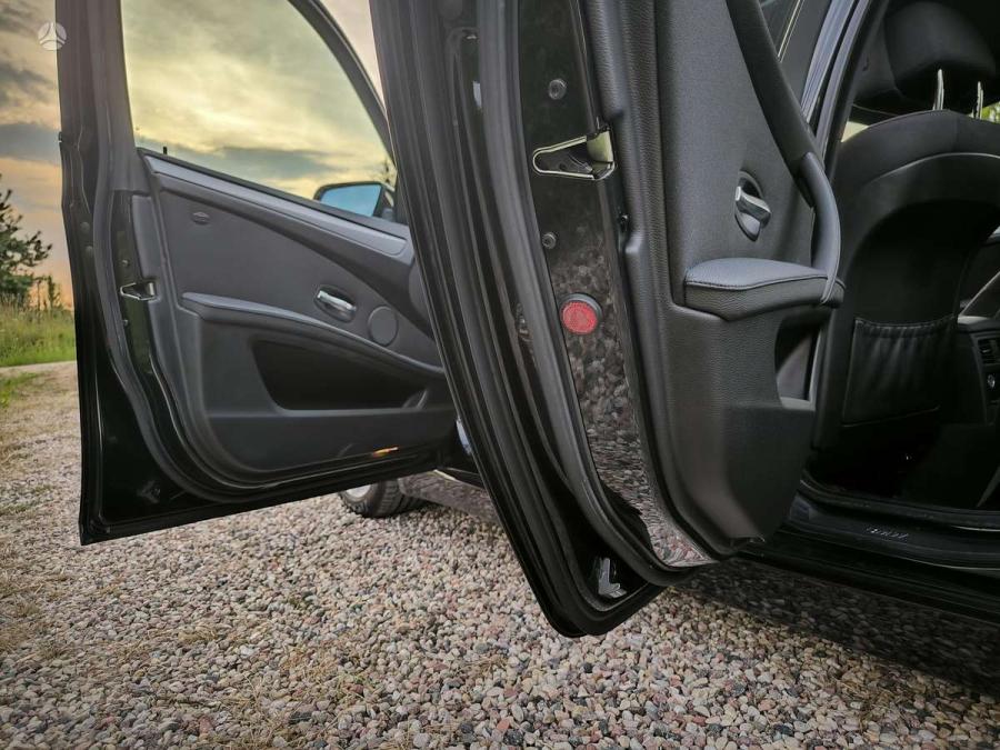 Black BMW 530 2008 in Trakai, with an engine capacity of 2.99 L and mileage of 345 thousand km for 5250 €, photo 18 on AUTOMOTO.COM.LV