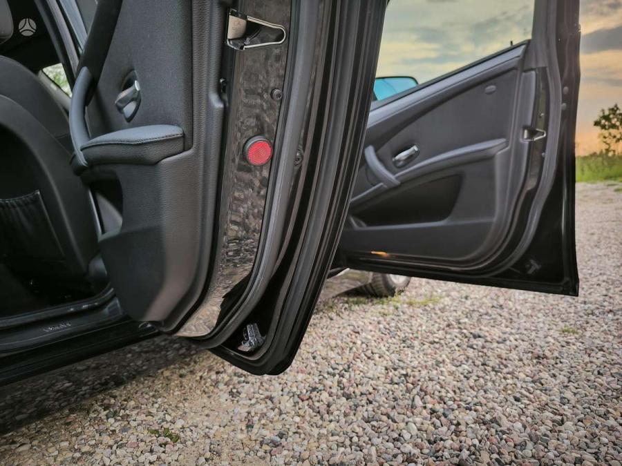Black BMW 530 2008 in Trakai, with an engine capacity of 2.99 L and mileage of 345 thousand km for 5250 €, photo 19 on AUTOMOTO.COM.LV