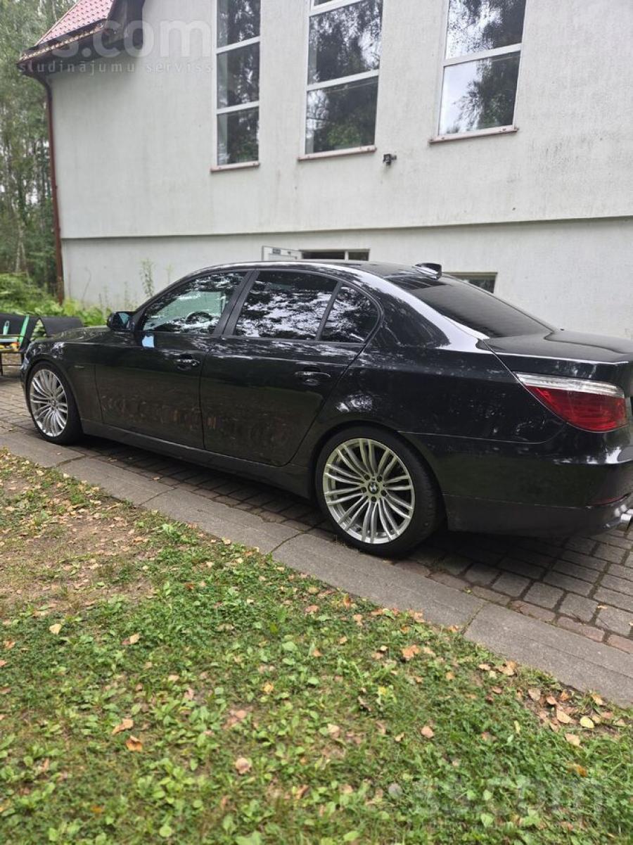 Black BMW 530 2008 in Riga, with an engine capacity of 3.00 L and mileage of 321 thousand km for 8490 €, photo 4 on AUTOMOTO.COM.LV