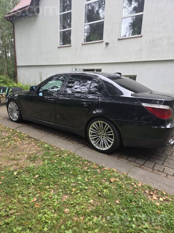 Black BMW 530 2008 in Riga, with an engine capacity of 3.00 L and mileage of 321 thousand km for 8490 €, photo 3 on AUTOMOTO.COM.LV