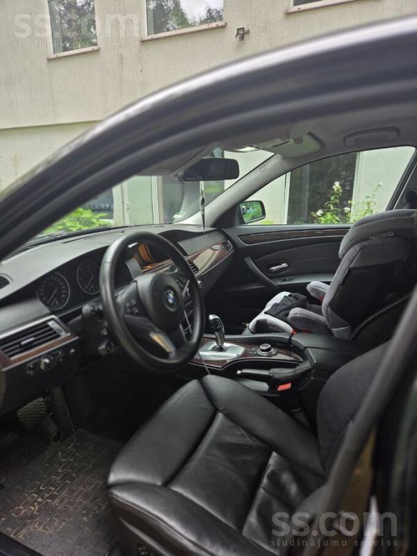 Black BMW 530 2008 in Riga, with an engine capacity of 3.00 L and mileage of 321 thousand km for 8490 €, photo 4 on AUTOMOTO.COM.LV