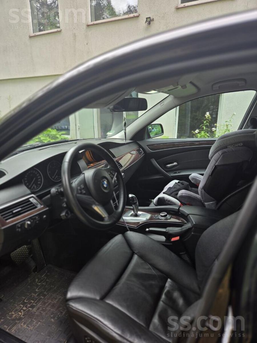 Black BMW 530 2008 in Riga, with an engine capacity of 3.00 L and mileage of 321 thousand km for 8490 €, photo 5 on AUTOMOTO.COM.LV