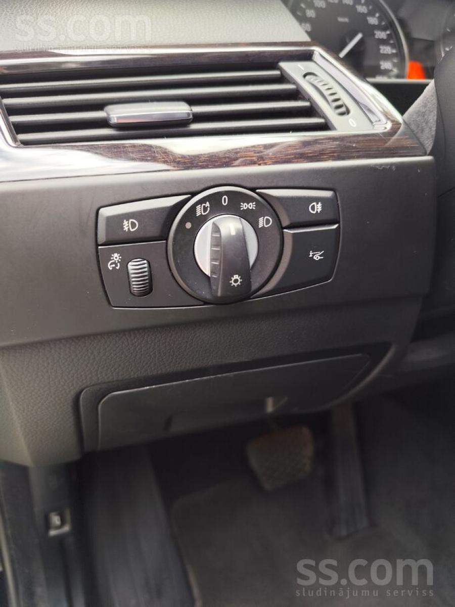 Black BMW 530 2009 in Riga, with an engine capacity of 3.00 L and mileage of 340 thousand km for 8950 €, photo 10 on AUTOMOTO.COM.LV