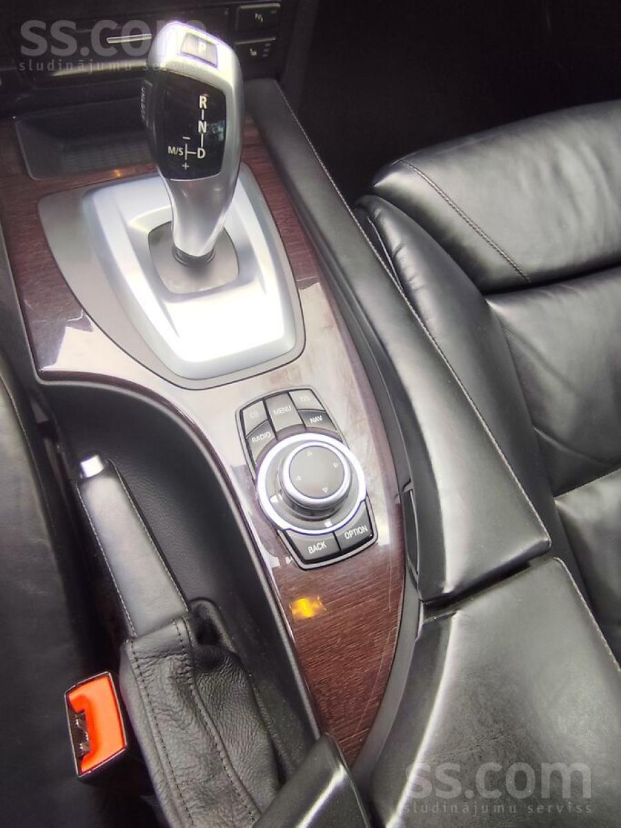 Black BMW 530 2009 in Riga, with an engine capacity of 3.00 L and mileage of 340 thousand km for 8950 €, photo 14 on AUTOMOTO.COM.LV