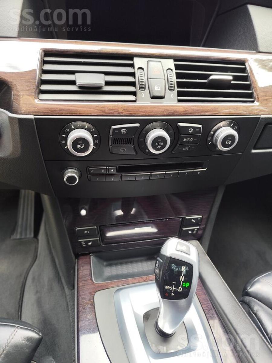 Black BMW 530 2009 in Riga, with an engine capacity of 3.00 L and mileage of 340 thousand km for 8950 €, photo 15 on AUTOMOTO.COM.LV