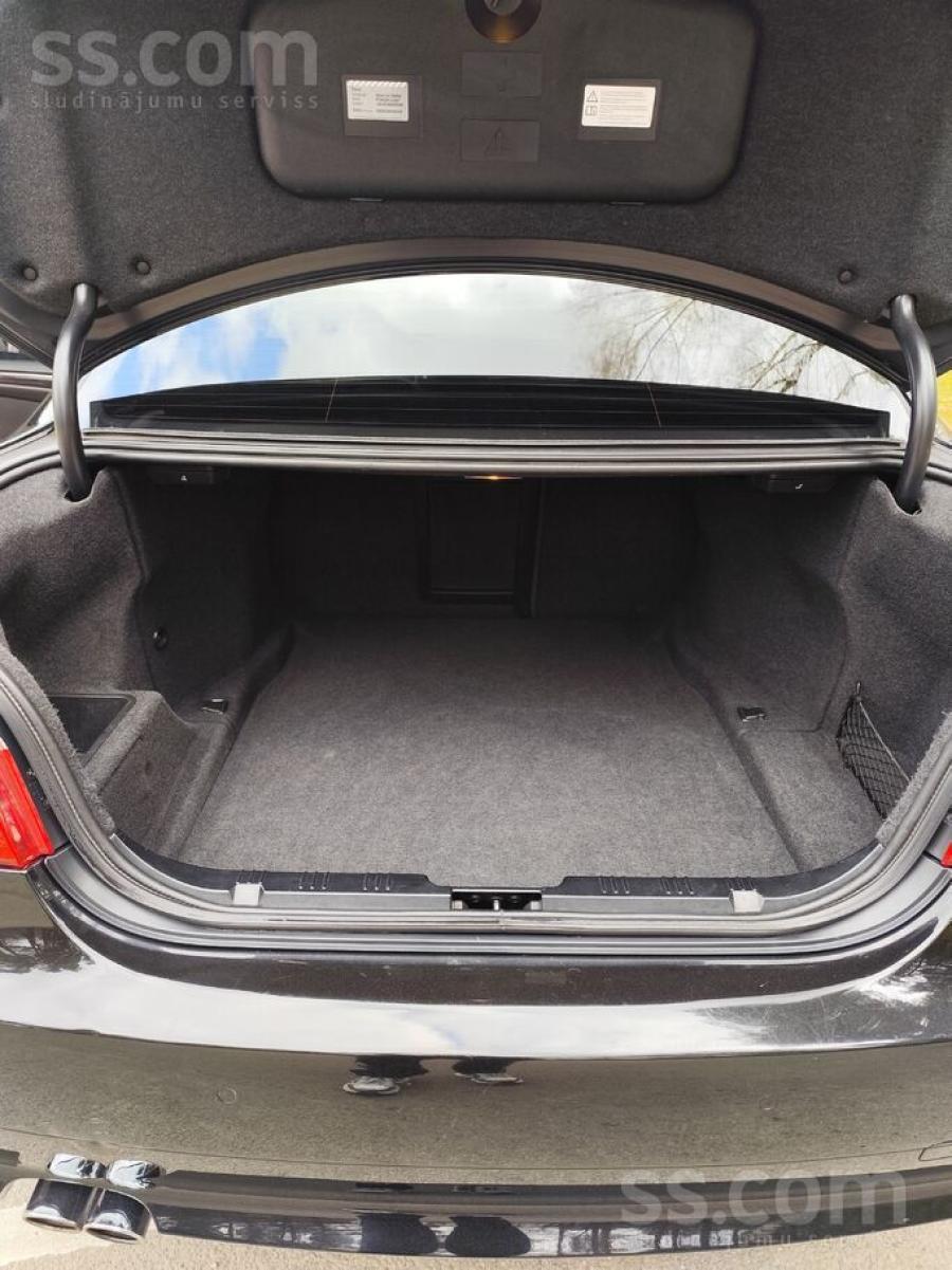 Black BMW 530 2009 in Riga, with an engine capacity of 3.00 L and mileage of 340 thousand km for 8950 €, photo 20 on AUTOMOTO.COM.LV
