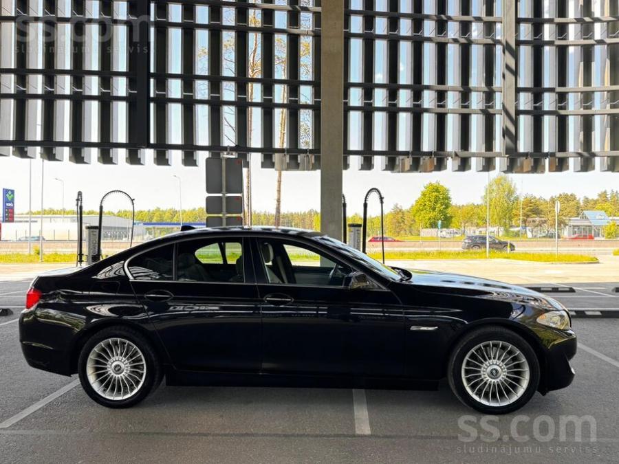 Black BMW 530 2010 in Riga, with an engine capacity of 3.00 L and mileage of 140 thousand km for 12750 €, photo 4 on AUTOMOTO.COM.LV
