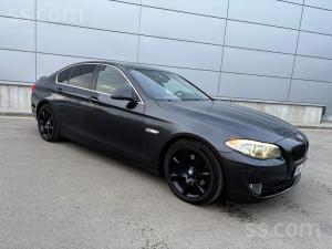 Black BMW 530 2010 in Riga, with an engine capacity of 3.00 L and mileage of 297 thousand km for 8990 €, photo 2 on AUTOMOTO.COM.LV