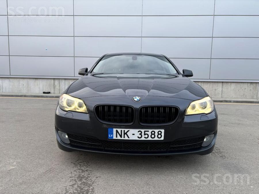 Black BMW 530 2010 in Riga, with an engine capacity of 3.00 L and mileage of 297 thousand km for 8990 €, photo 3 on AUTOMOTO.COM.LV