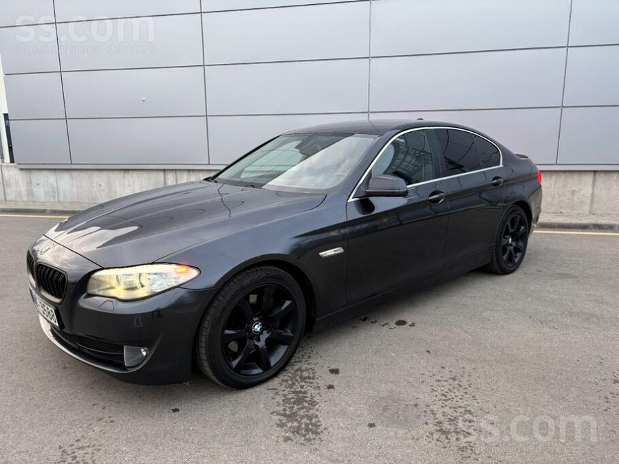 Black BMW 530 2010 in Riga, with an engine capacity of 3.00 L and mileage of 297 thousand km for 8990 €, photo 5 on AUTOMOTO.COM.LV