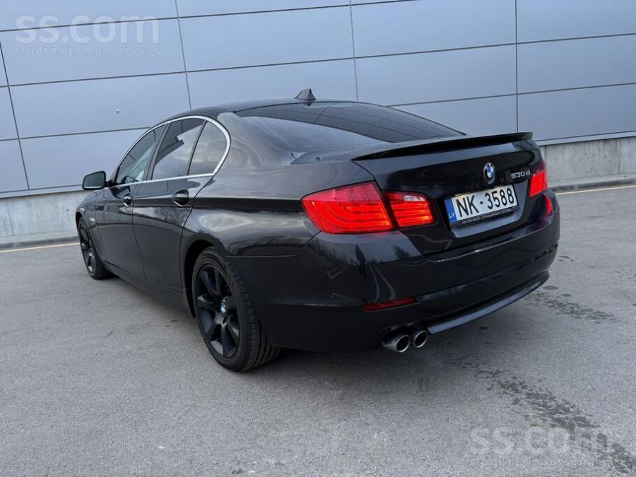 Black BMW 530 2010 in Riga, with an engine capacity of 3.00 L and mileage of 297 thousand km for 8990 €, photo 6 on AUTOMOTO.COM.LV