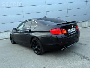 Black BMW 530 2010 in Riga, with an engine capacity of 3.00 L and mileage of 297 thousand km for 8990 €, photo 7 on AUTOMOTO.COM.LV