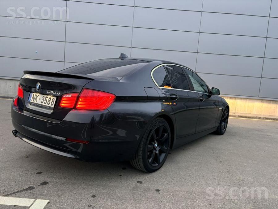 Black BMW 530 2010 in Riga, with an engine capacity of 3.00 L and mileage of 297 thousand km for 8990 €, photo 9 on AUTOMOTO.COM.LV