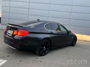 Black BMW 530 2010 in Riga, with an engine capacity of 3.00 L and mileage of 297 thousand km for 8990 €, photo 10 on AUTOMOTO.COM.LV