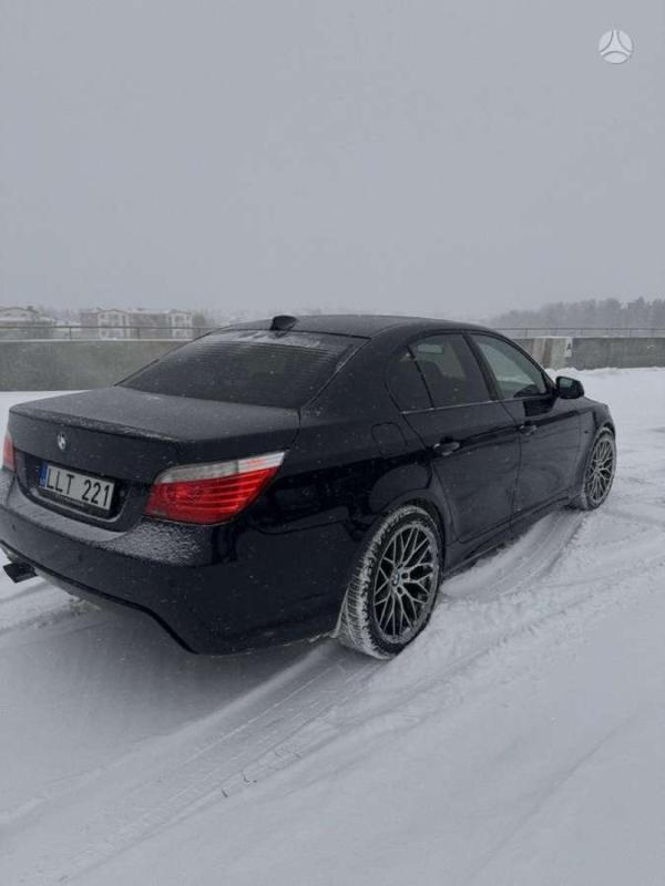 Black BMW 530 2010 in Vilnius, with an engine capacity of 3.00 L and mileage of 394 thousand km for 7300 €, photo 7 on AUTOMOTO.COM.LV