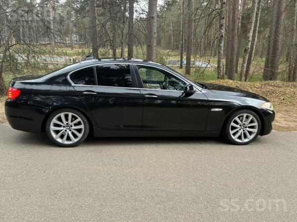 Black BMW 530 2010 in Daugavpils, with an engine capacity of 3.00 L and mileage of 288 thousand km for 7800 €, photo 4 on AUTOMOTO.COM.LV