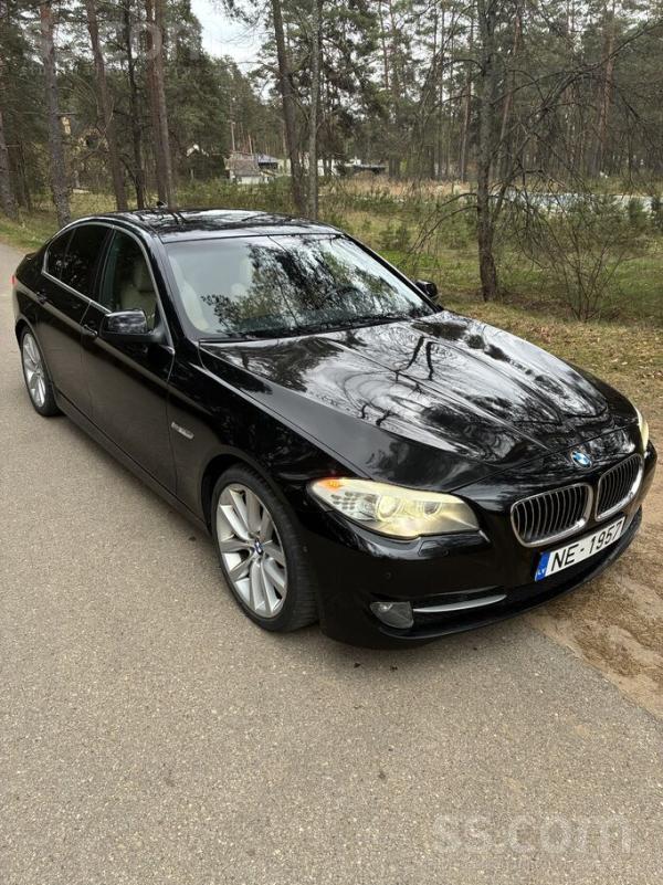 Black BMW 530 2010 in Daugavpils, with an engine capacity of 3.00 L and mileage of 288 thousand km for 7800 €, photo 5 on AUTOMOTO.COM.LV