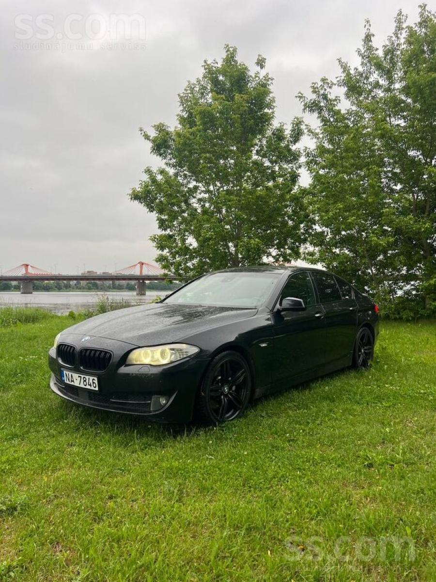 Black BMW 530 2010 in Riga, with an engine capacity of 3.00 L and mileage of 332 thousand km for 9200 €, photo 3 on AUTOMOTO.COM.LV