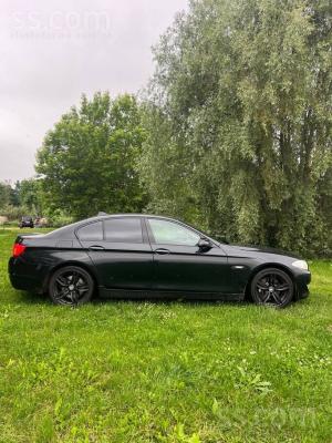 Black BMW 530 2010 in Riga, with an engine capacity of 3.00 L and mileage of 332 thousand km for 9200 €, photo 4 on AUTOMOTO.COM.LV