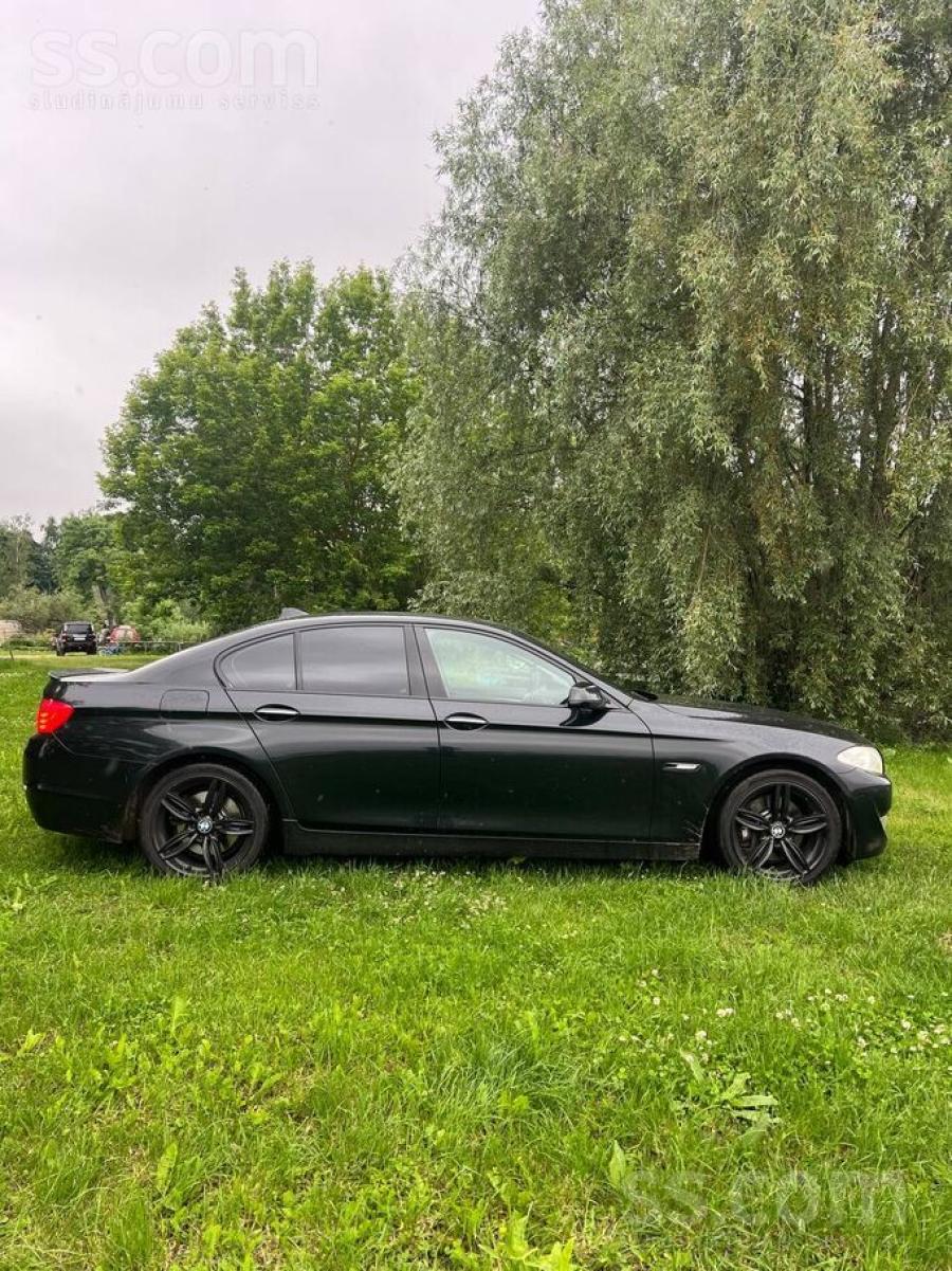 Black BMW 530 2010 in Riga, with an engine capacity of 3.00 L and mileage of 332 thousand km for 9200 €, photo 4 on AUTOMOTO.COM.LV