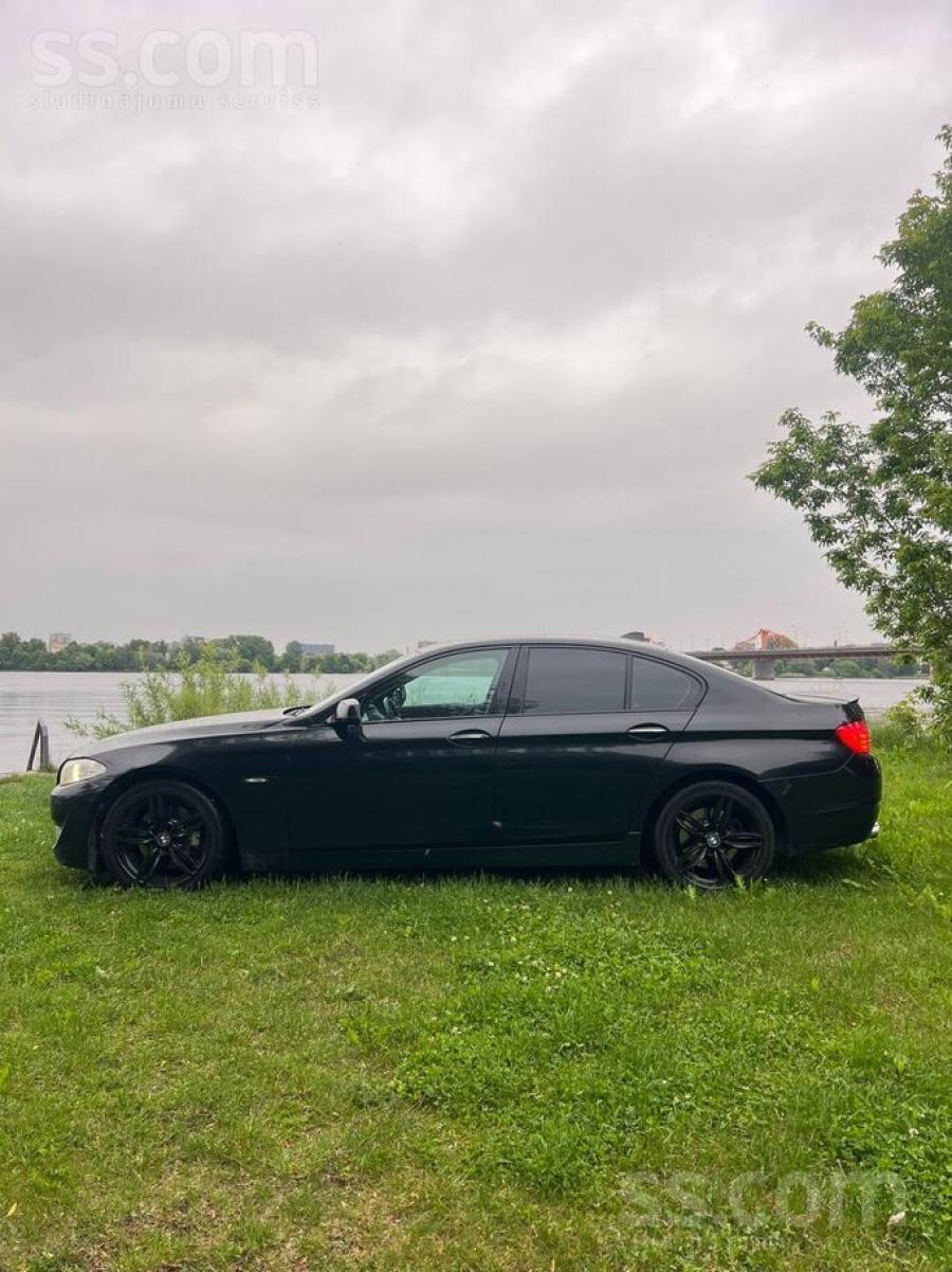 Black BMW 530 2010 in Riga, with an engine capacity of 3.00 L and mileage of 332 thousand km for 9200 €, photo 6 on AUTOMOTO.COM.LV