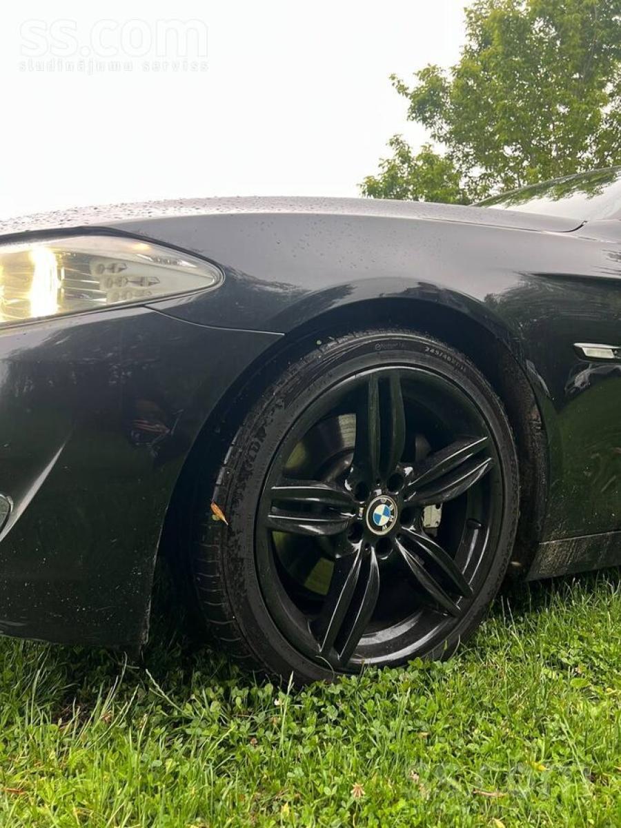 Black BMW 530 2010 in Riga, with an engine capacity of 3.00 L and mileage of 332 thousand km for 9200 €, photo 7 on AUTOMOTO.COM.LV