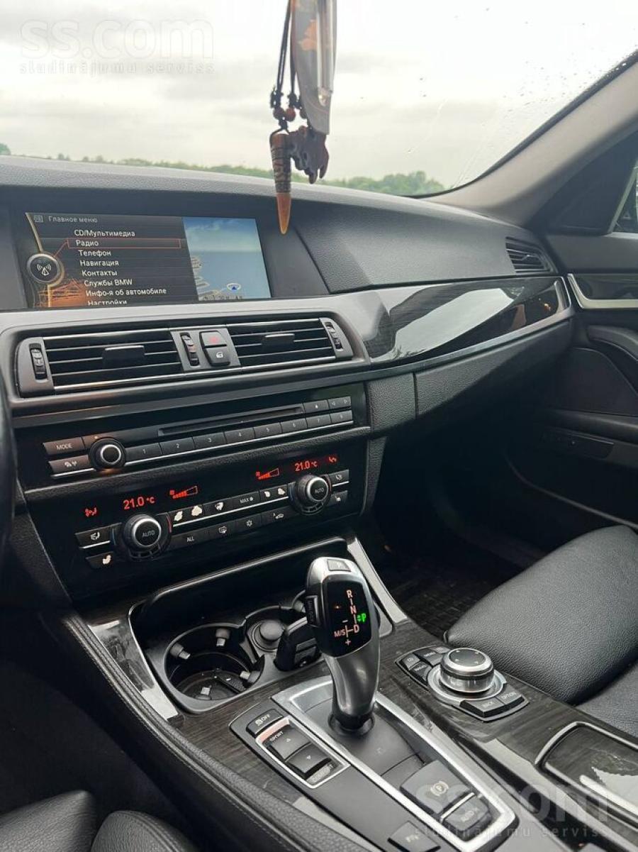 Black BMW 530 2010 in Riga, with an engine capacity of 3.00 L and mileage of 332 thousand km for 9200 €, photo 11 on AUTOMOTO.COM.LV