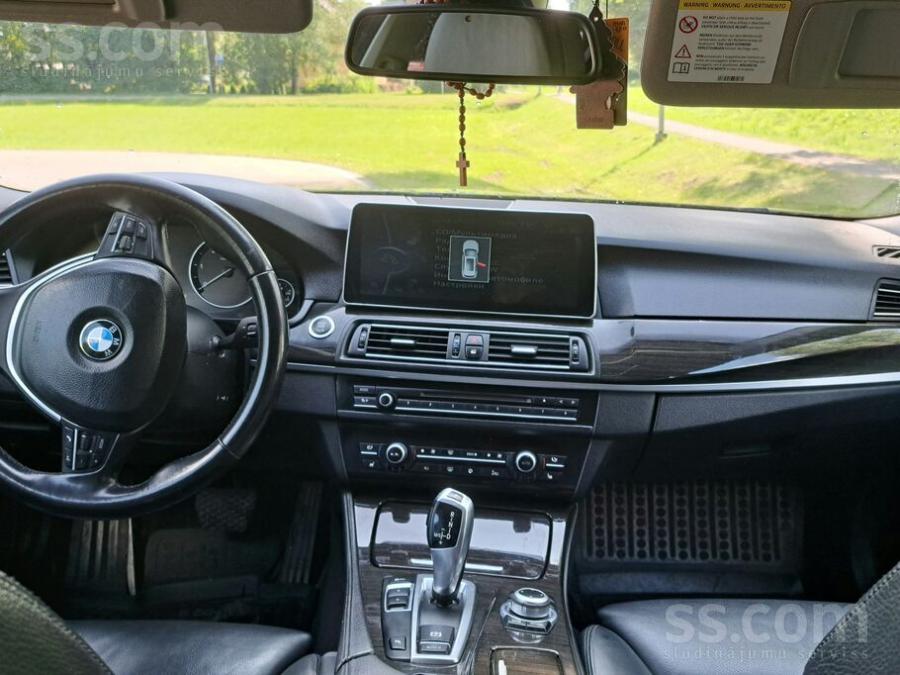 Black BMW 530 2010 in Riga, with an engine capacity of 3.00 L and mileage of 251 thousand km for 9195 €, photo 5 on AUTOMOTO.COM.LV