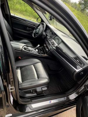 Melns BMW 530 2010 Viļņa, ar dzinēja tilpumu 3.00 L un nobraukumu 300 tūkst. km par 9350 €, foto 24 vietnē AUTOMOTO.COM.LV