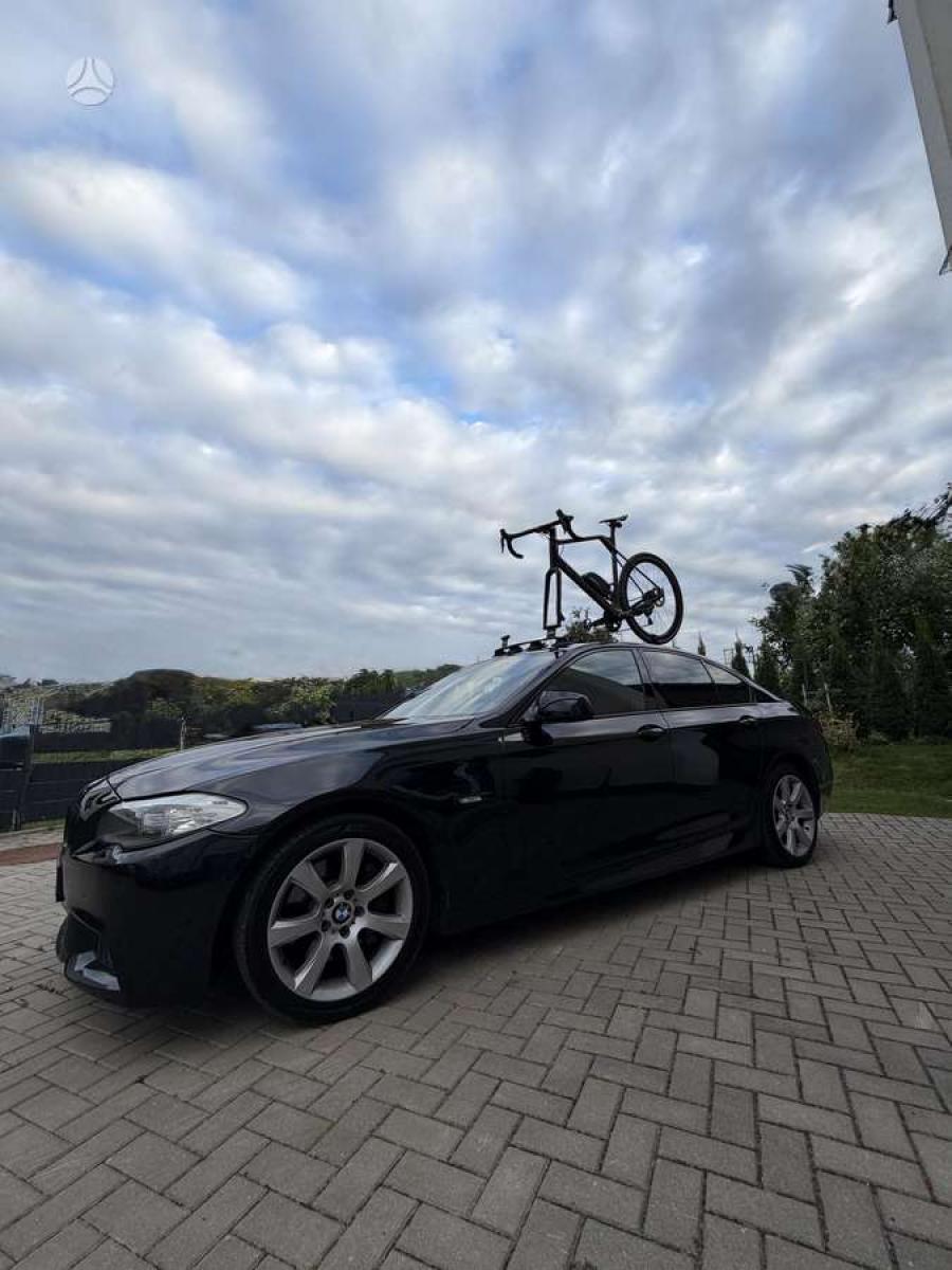 Black BMW 530 2010 in Vilnius, with an engine capacity of 3.00 L and mileage of 384 thousand km for 9999 €, photo 1 on AUTOMOTO.COM.LV