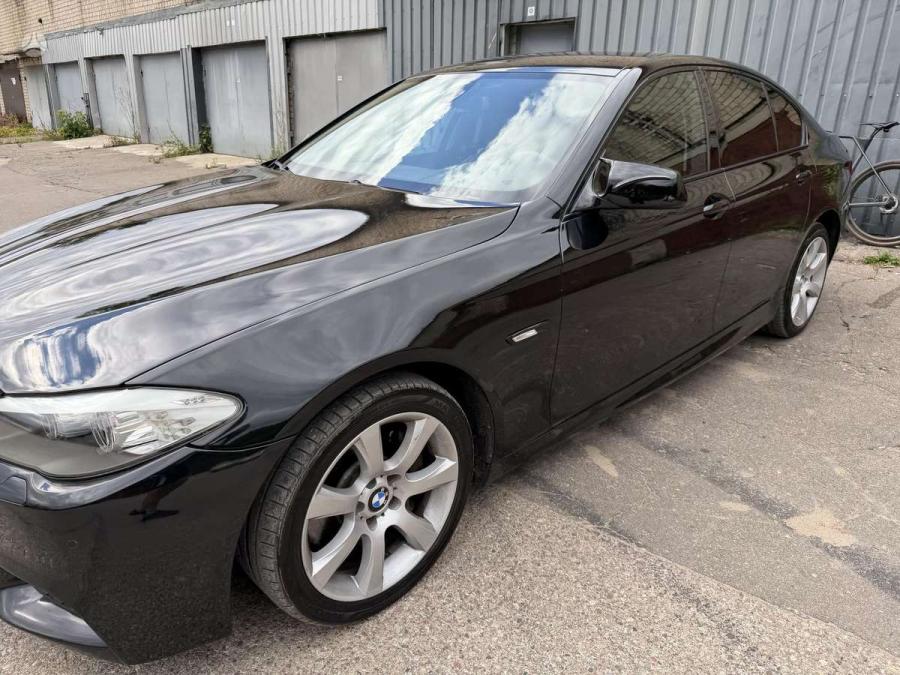 Black BMW 530 2010 in Vilnius, with an engine capacity of 3.00 L and mileage of 384 thousand km for 9999 €, photo 6 on AUTOMOTO.COM.LV