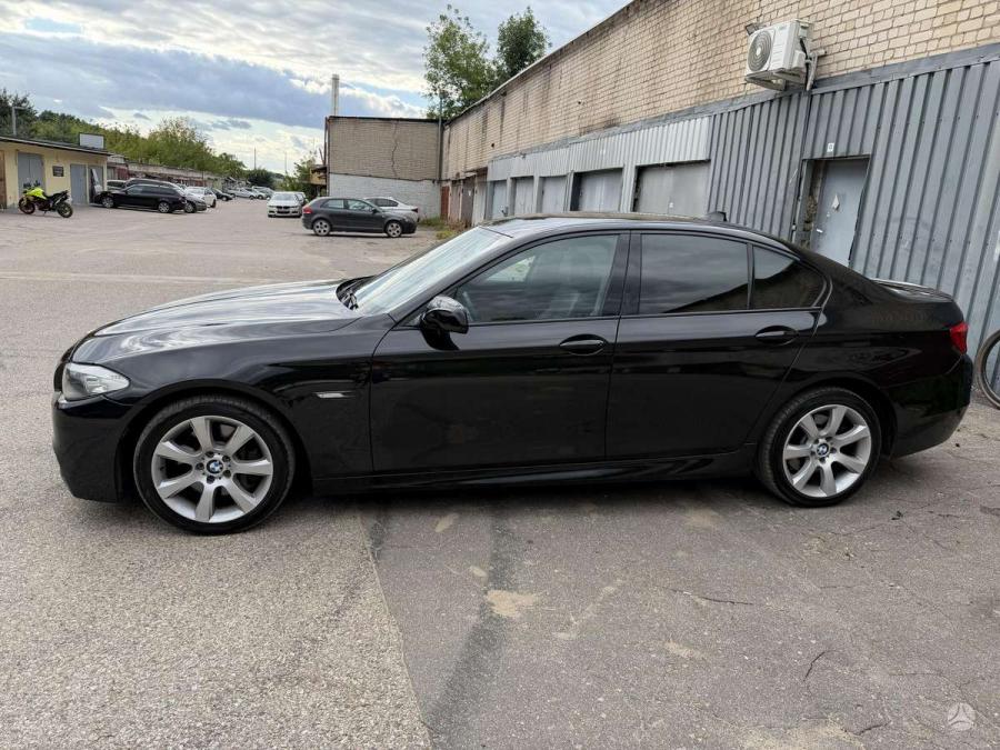 Black BMW 530 2010 in Vilnius, with an engine capacity of 3.00 L and mileage of 384 thousand km for 9999 €, photo 7 on AUTOMOTO.COM.LV