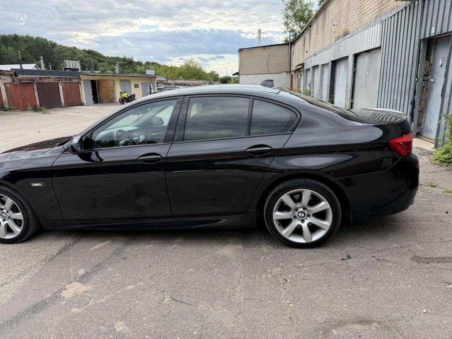 Black BMW 530 2010 in Vilnius, with an engine capacity of 3.00 L and mileage of 384 thousand km for 9999 €, photo 8 on AUTOMOTO.COM.LV
