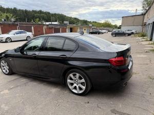 Black BMW 530 2010 in Vilnius, with an engine capacity of 3.00 L and mileage of 384 thousand km for 9999 €, photo 9 on AUTOMOTO.COM.LV