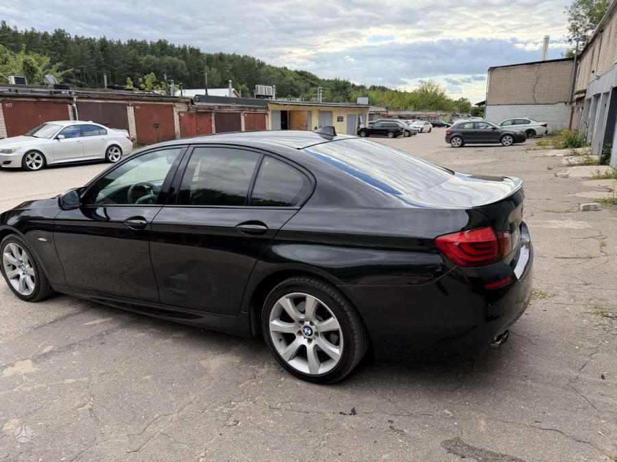 Black BMW 530 2010 in Vilnius, with an engine capacity of 3.00 L and mileage of 384 thousand km for 9999 €, photo 9 on AUTOMOTO.COM.LV
