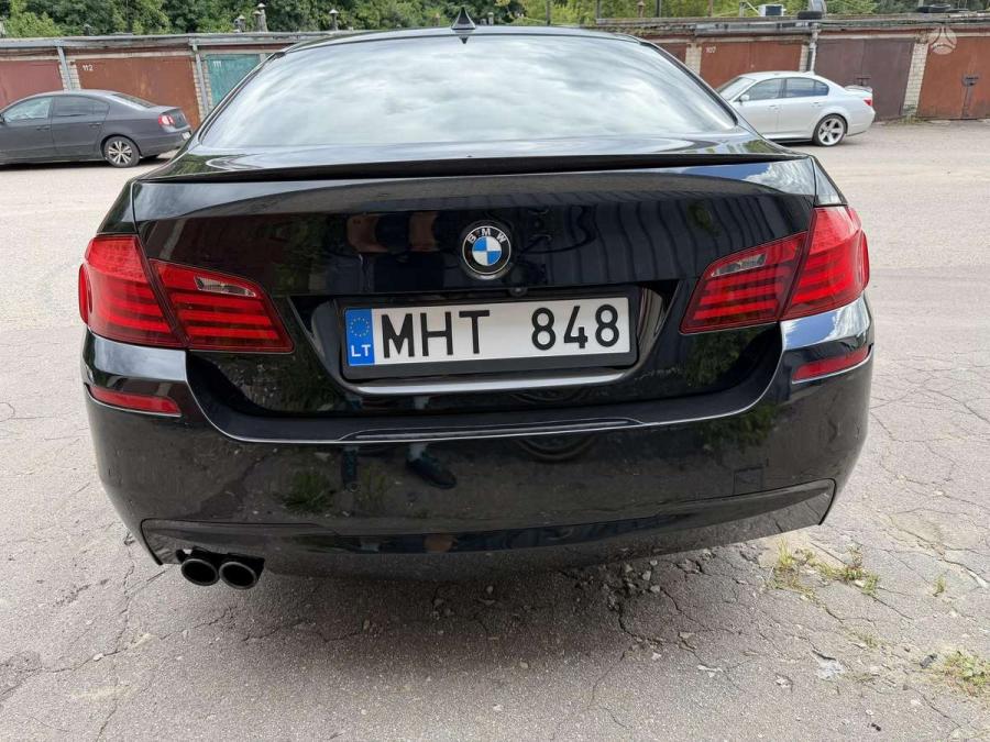 Black BMW 530 2010 in Vilnius, with an engine capacity of 3.00 L and mileage of 384 thousand km for 9999 €, photo 12 on AUTOMOTO.COM.LV