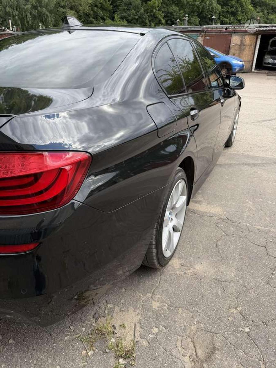 Black BMW 530 2010 in Vilnius, with an engine capacity of 3.00 L and mileage of 384 thousand km for 9999 €, photo 14 on AUTOMOTO.COM.LV